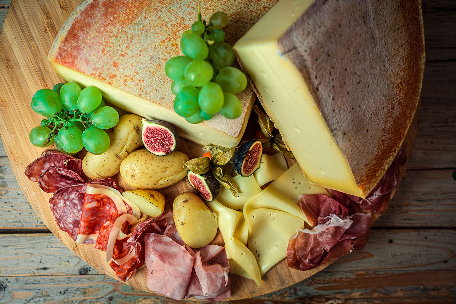 Plateau raclette à Mulhouse : fromage italien Fontal & charcuterie